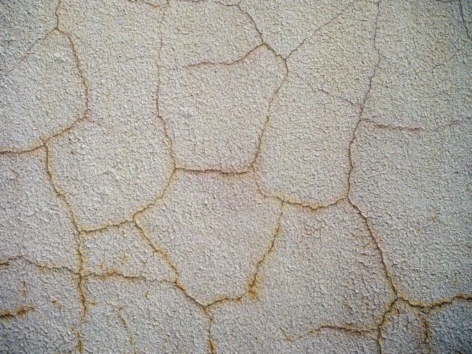 Alle kritischen Risse sollten von Experten geprüft und beseitigt werden ...